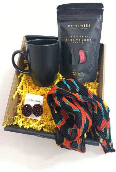 Alanç Yılbaşı Özel Hediye Seti Pileli Fular Kristal Boncuklu Küpe Patıswıss Çikolata ve Siyah Kupa Alanç Yılbaşı Özel Hediye Seti Pileli Fular Kristal Boncuklu Küpe Patıswıss Çikolata ve Siyah Kupa