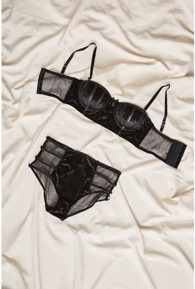 FullaModa Şeritli Kadife Dolgusuz Bralet Sütyen Takımı FullaModa Şeritli Kadife Dolgusuz Bralet Sütyen Takımı
