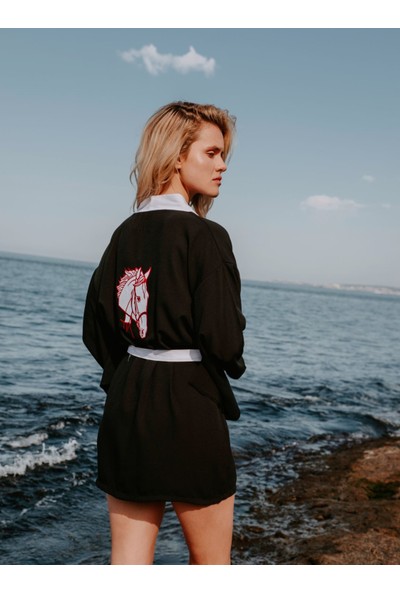 Masuwerte Kısa Kimono Sabahlık At Nakışlı Siyah The Horse Head Masuwerte Kısa Kimono Sabahlık At Nakışlı Siyah The Horse Head