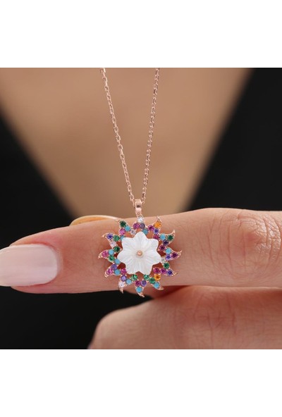 Mia Vento Parıldayan Güneş Mix Taşlı Manolya Çiçeği Rose Renk Flowers Gümüş Kolye Mia Vento Parıldayan Güneş Mix Taşlı Manolya Çiçeği Rose Renk Flowers Gümüş Kolye