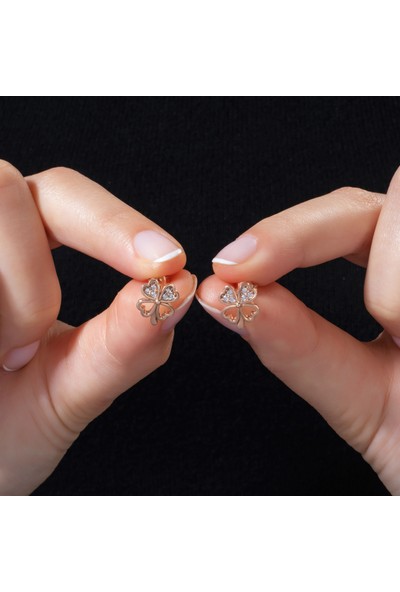 Tek Tarzım Takı Yonca Gümüş Küpe Zirkon Taşlı Rose Renkli Gümüş Küpe Tek Tarzım Takı Yonca Gümüş Küpe Zirkon Taşlı Rose Renkli Gümüş Küpe