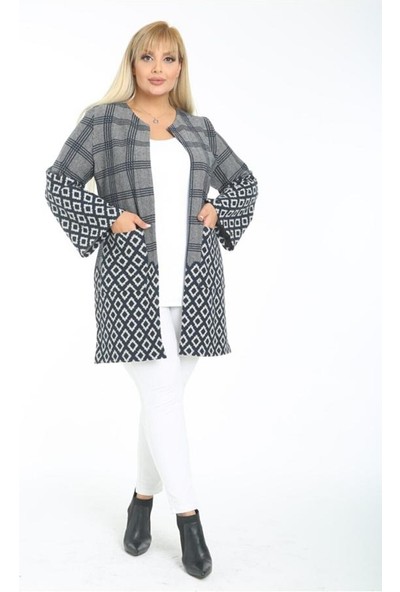 ViolettaXL Kadın Gri Büyük Beden Ekose Desen Cepli Esnek Jakarlı Hırka ViolettaXL Kadın Gri Büyük Beden Ekose Desen Cepli Esnek Jakarlı Hırka
