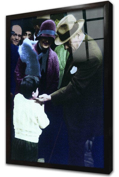 Tablosan Atatürkün Çocuk Sevgisi Çerçeveli Cam Tablo