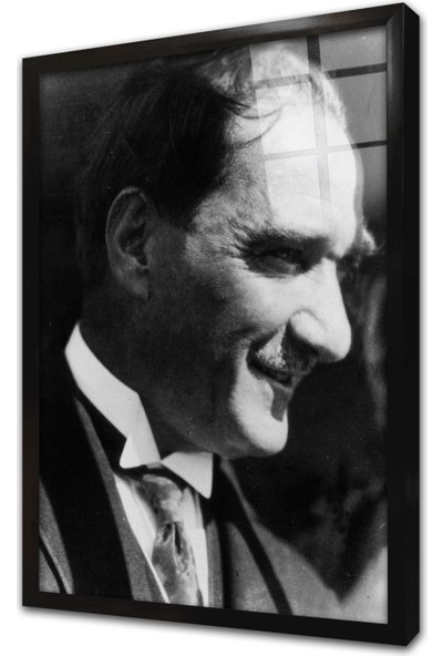 Tablosan Siyah Beyaz Atatürk Gülerken Portresi Çerçeveli Cam Tablo Tablosan Siyah Beyaz Atatürk Gülerken Portresi Çerçeveli Cam Tablo