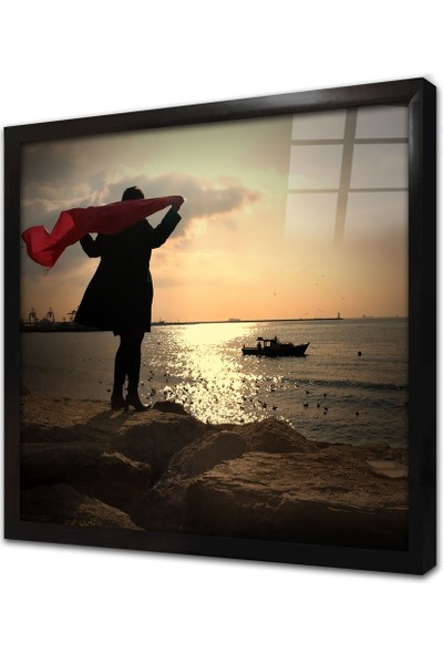 Tablosan Kırmızı Şal Tutan Kadın Çerçeveli Cam Tablo