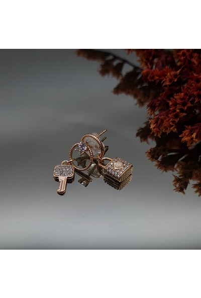 Grand-e Store Jewelry Anahtar ve Kilit Çift Figürlü Küpe Grand-e Store Jewelry Anahtar ve Kilit Çift Figürlü Küpe