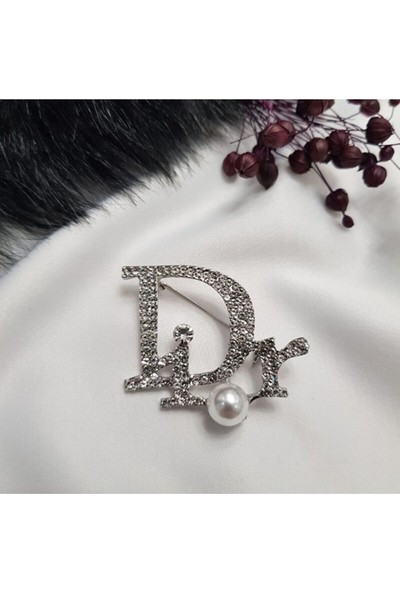 Yiğit Aksesuar Dior Broş Kararma Yapmaz Gümüş Kaplama Yiğit Aksesuar Dior Broş Kararma Yapmaz Gümüş Kaplama
