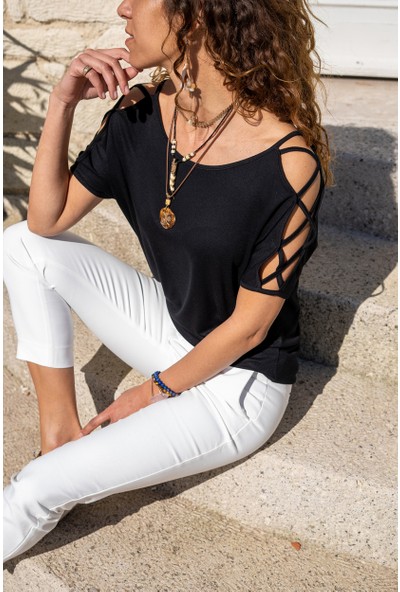 Güneş Kızı Kadın Siyah Omzu Çarpraz Bantlı Salaş T-Shirt GK-JR400 Güneş Kızı Kadın Siyah Omzu Çarpraz Bantlı Salaş T-Shirt GK-JR400