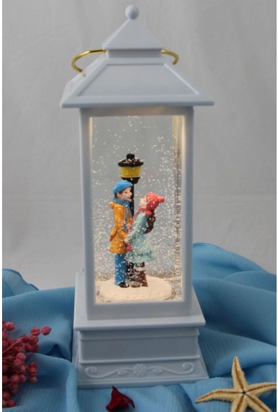 Tekinhediyelik Fener Tipi Kış Masalı Işıklı Müzikli Kar Küresi Tekinhediyelik Fener Tipi Kış Masalı Işıklı Müzikli Kar Küresi