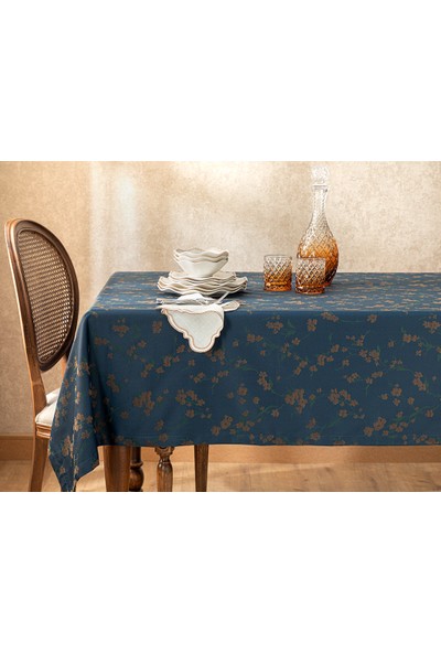 English Home Delilah Polyester Masa Örtüsü 150 x 220 cm Lacivert English Home Delilah Polyester Masa Örtüsü 150 x 220 cm Lacivert