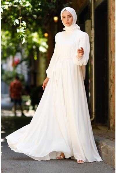 Saretex Arkası Uzun Pileli Abiye Beyaz Saretex Arkası Uzun Pileli Abiye Beyaz