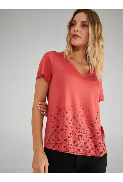 Faik Sönmez Etek Ucu Baskı Detaylı T-SHIRT63472 Faik Sönmez Etek Ucu Baskı Detaylı T-SHIRT63472