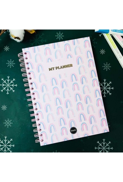 Patladı Gitti Gökkuşağı Tasarımlı Spiralli Sticker'lı Tarihsiz Konuşan Ajanda Haftalık Planlayıcı Defter Patladı Gitti Gökkuşağı Tasarımlı Spiralli Sticker'lı Tarihsiz Konuşan Ajanda Haftalık Planlayıcı Defter