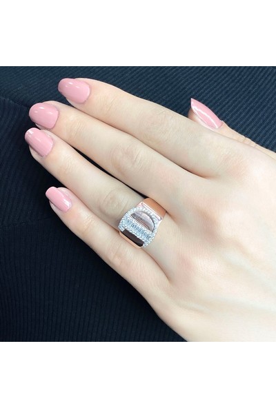 Medcezir Baget Taşlı Tasarım Harf Gümüş Yüzük Medcezir Baget Taşlı Tasarım Harf Gümüş Yüzük