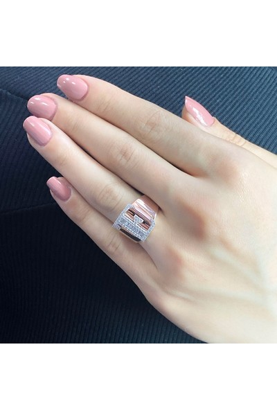 Medcezir Baget Taşlı Tasarım Harf Gümüş Yüzük Medcezir Baget Taşlı Tasarım Harf Gümüş Yüzük