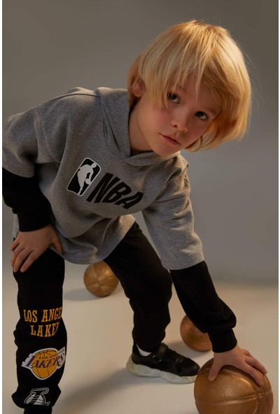 DeFacto Erkek Çocuk NBA Lisanslı Regular Fit Kapüşonlu Renk Bloklu Sweatshirt X1050A622SP DeFacto Erkek Çocuk NBA Lisanslı Regular Fit Kapüşonlu Renk Bloklu Sweatshirt X1050A622SP