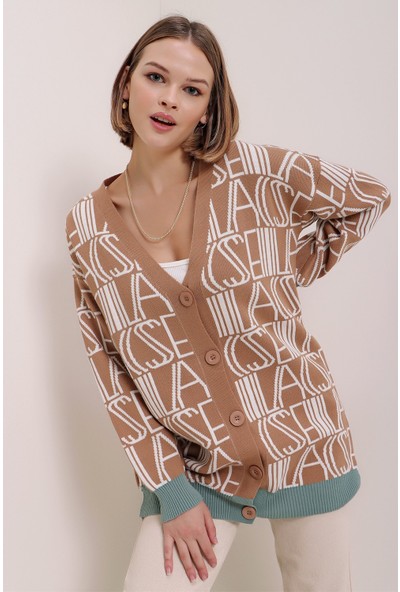 Hakke Karışık Yazı Detay Düğmeli Triko Hırka Hakke Karışık Yazı Detay Düğmeli Triko Hırka
