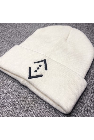 Raymal Fashion Beyaz Zemin Üzerine Çukur Logolu Kadın Beresi