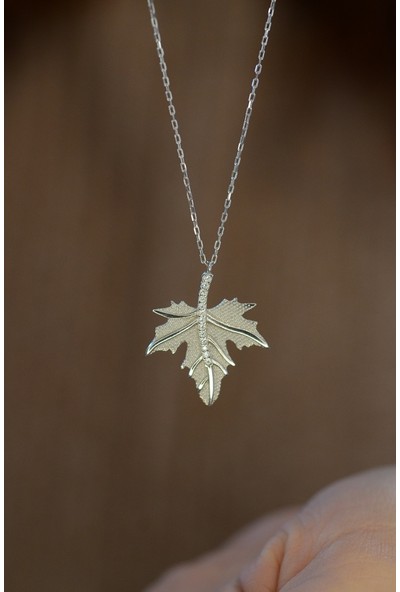 VVL Elmas Montür Yaprak Orta Figür Gümüş Kolye VVL Elmas Montür Yaprak Orta Figür Gümüş Kolye