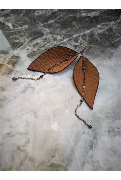 Blue&soul Yaprak Tasarım Zincirli Deri El Yapımı Küpe Blue&soul Yaprak Tasarım Zincirli Deri El Yapımı Küpe