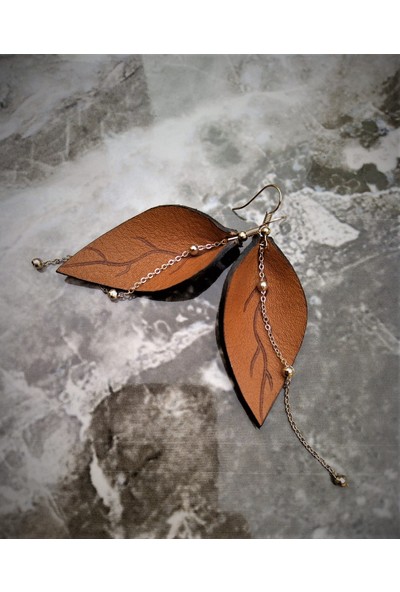 Blue&soul Yaprak Tasarım Zincirli Deri El Yapımı Küpe Blue&soul Yaprak Tasarım Zincirli Deri El Yapımı Küpe