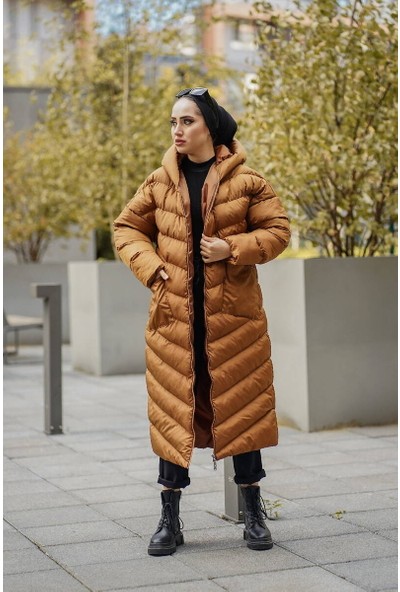 Burcu Tesettür Kapüşonlu Uzun Şişme Mont JGA6699 Taba Burcu Tesettür Kapüşonlu Uzun Şişme Mont JGA6699 Taba