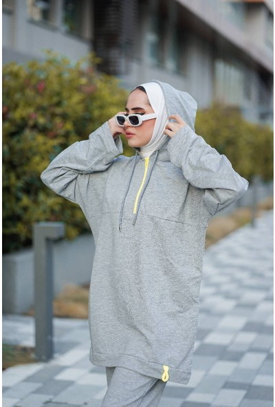 Burcu Tesettür Neon Fermuarlı Kapüşonlu Eşofman Takımı TRN2040 Gri Burcu Tesettür Neon Fermuarlı Kapüşonlu Eşofman Takımı TRN2040 Gri