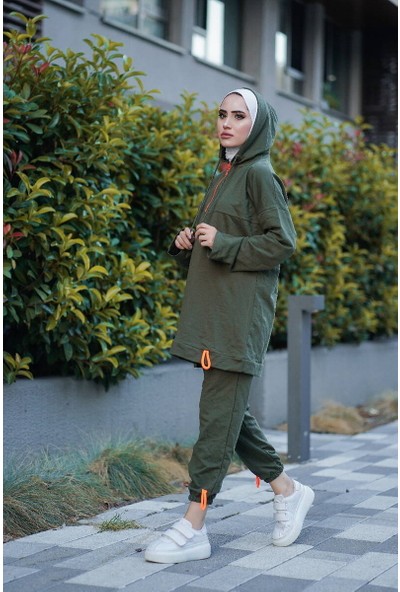 Burcu Tesettür Neon Fermuarlı Kapüşonlu Eşofman Takımı TRN2040 Haki Burcu Tesettür Neon Fermuarlı Kapüşonlu Eşofman Takımı TRN2040 Haki