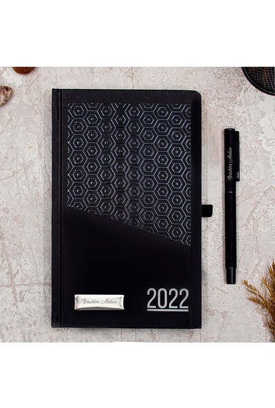 Hediye Rengi Isme Özel 2022 Sert Kapak Orta Boy Günlük Ajanda ve Roller Kalem Seti