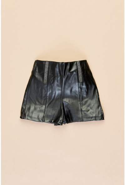 Taş Detaylı Suni Deri Çocuk Şort