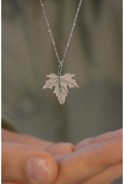 VVL Yeşil Montür Yaprak Orta Figür Gümüş Kolye VVL Yeşil Montür Yaprak Orta Figür Gümüş Kolye