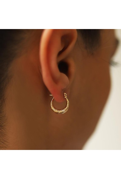 Cherry 14 Ayar Altın Çizgi Detay Küpe Cherry 14 Ayar Altın Çizgi Detay Küpe