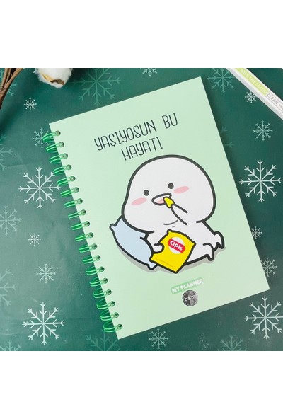 Hediye Ofisi  yaşıyosun Bu Hayatı Tasarımlı Spiralli Sticker'lı Tarihsiz Konuşan Ajanda Haftalık Planlayıcı Defter Hediye Ofisi  yaşıyosun Bu Hayatı Tasarımlı Spiralli Sticker'lı Tarihsiz Konuşan Ajanda Haftalık Planlayıcı Defter
