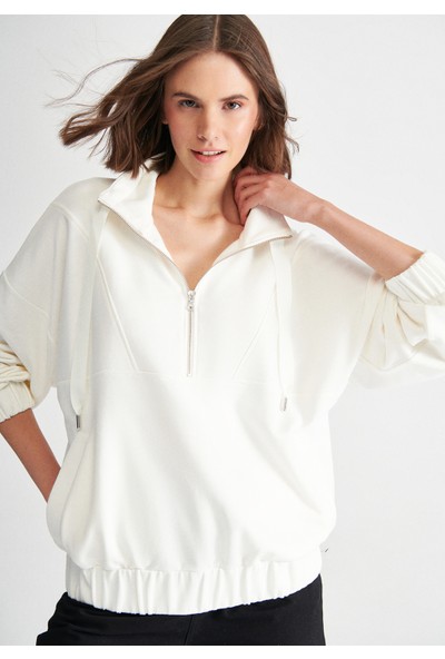 Mavi Yarı Fermuarlı Beyaz Sweatshirt