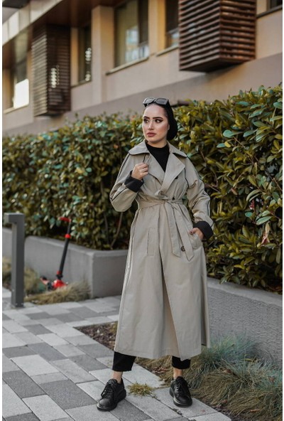 Burcu Tesettür Şerit Detaylı Uzun Trençkot AN7418 Bej Burcu Tesettür Şerit Detaylı Uzun Trençkot AN7418 Bej