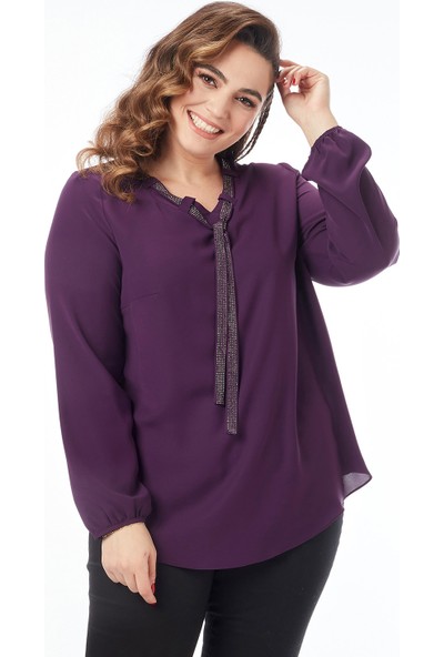 Mürdüm Yaka Taşlı Bağlamalı Büyük Beden Şık Bluz Mürdüm Yaka Taşlı Bağlamalı Büyük Beden Şık Bluz