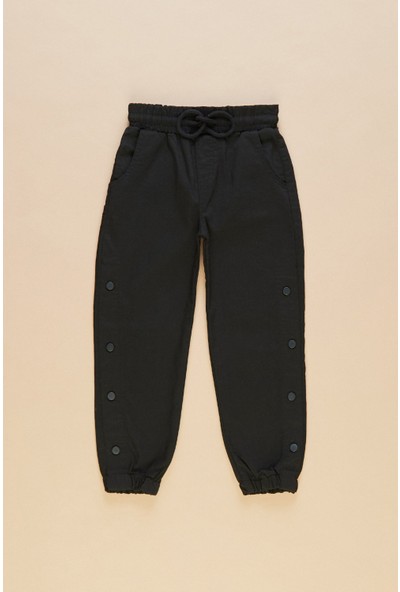 FullaModa Düğme Detaylı Bağcıklı Çocuk Jogger Pantolon FullaModa Düğme Detaylı Bağcıklı Çocuk Jogger Pantolon