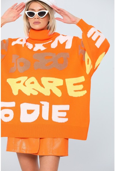 Gülseli Harf Desenli Boğazlı Panço