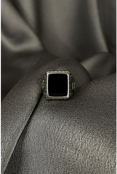 Mooni Accessories Oniks Taşlı Kare Model Gümüş Renk 316L Çelik Erkek Yüzük Mooni Accessories Oniks Taşlı Kare Model Gümüş Renk 316L Çelik Erkek Yüzük