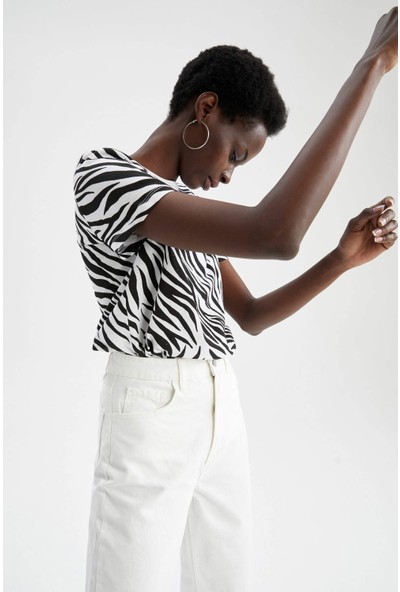 DeFacto Zebra Desenli Oversize Fit Kısa Kollu Tişört U1778AZ22SM DeFacto Zebra Desenli Oversize Fit Kısa Kollu Tişört U1778AZ22SM