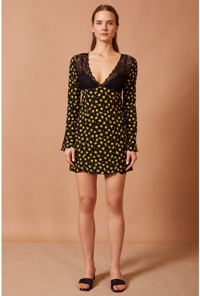 Trendquel Yakası Dantelli Limon Desenli V Yaka Mini Elbise