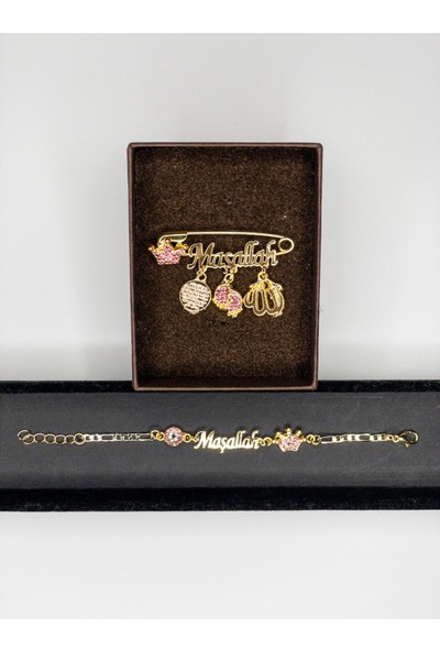 Vera Hediye Bebek Hediyelik Maşallah Bebek Yaka Iğnesi ve Bebek Bileklik - Künye Pembe Vera Hediye Bebek Hediyelik Maşallah Bebek Yaka Iğnesi ve Bebek Bileklik - Künye Pembe