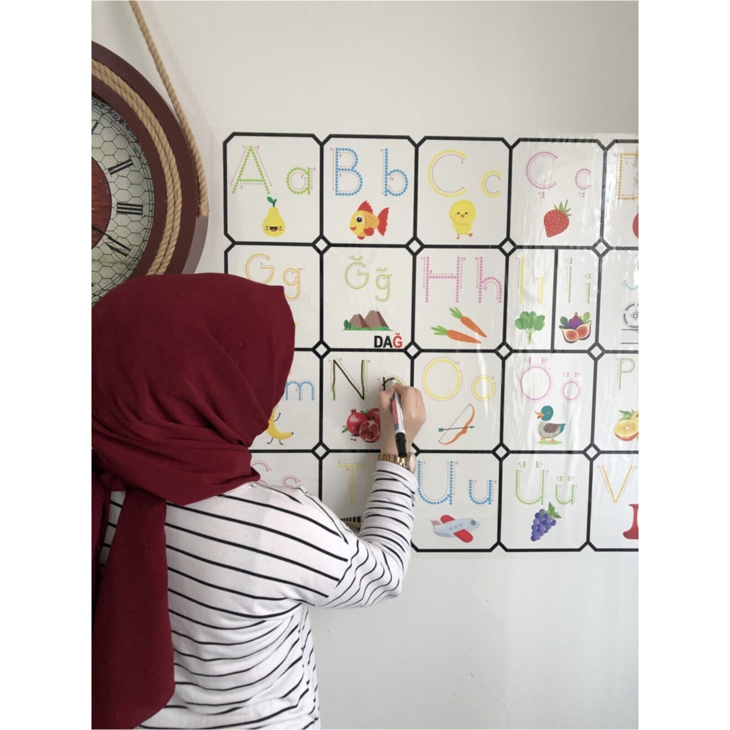 Tutunabilir Kağıt Türkçe Alfabe Tablosu Alfabe Harfleri Kağıt Tahta ...