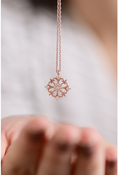 Olivia Püsküllü Minimal Yonca Rose Kaplama Kadın Kolye Olivia Püsküllü Minimal Yonca Rose Kaplama Kadın Kolye