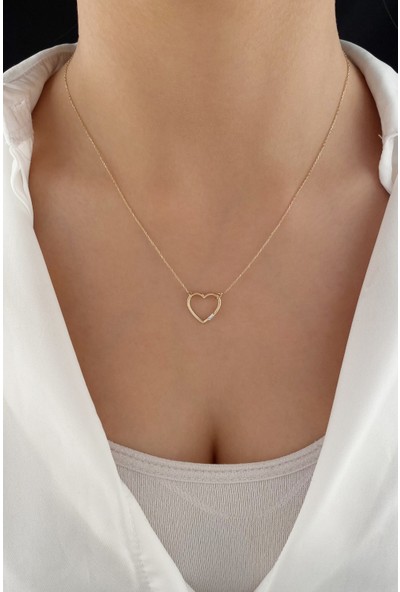 Fiyonk Kuyumculuk 14 Ayar Altın Baget Taş Detaylı Kalp Kolye Fiyonk Kuyumculuk 14 Ayar Altın Baget Taş Detaylı Kalp Kolye