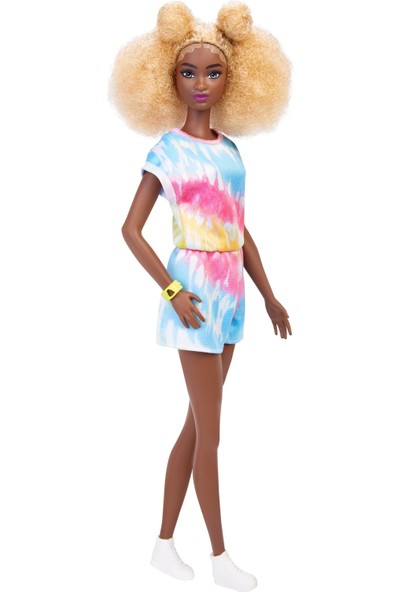Barbie Fashionistas Bebek No. 180, Uzun Boylu, Çift Topuzlu Kıvırcık Sarı Saçlı, Batik Tulum, Spor Ayakkabısı, Sarı Bilezik, 3-8 Yaş Arası HBV14 Barbie Fashionistas Bebek No. 180, Uzun Boylu, Çift Topuzlu Kıvırcık Sarı Saçlı, Batik Tulum, Spor Ayakkabısı, Sarı Bilezik, 3-8 Yaş Arası HBV14