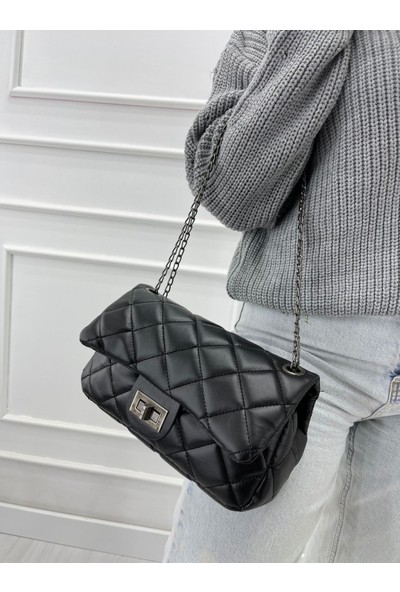 Mottoda Moda Siyah Renk Kapitoneli Zincir Detaylı Çapraz Çanta CB212 Mottoda Moda Siyah Renk Kapitoneli Zincir Detaylı Çapraz Çanta CB212