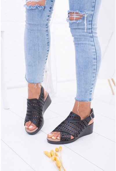 Aymeravm Lazerli Dolgu Taban Siyah Sandalet