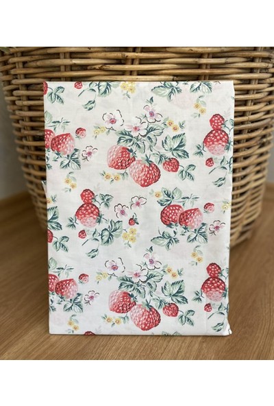 Byn Ticaret Çilek Desenli Masa Örtüsü 140×210 cm Dikdörtgen