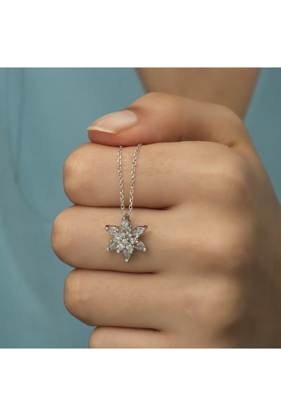 925 Ayar Gümüş Rodyum Kaplama Beyaz Taşlı Lotus Çiçeği Kadın Kolye